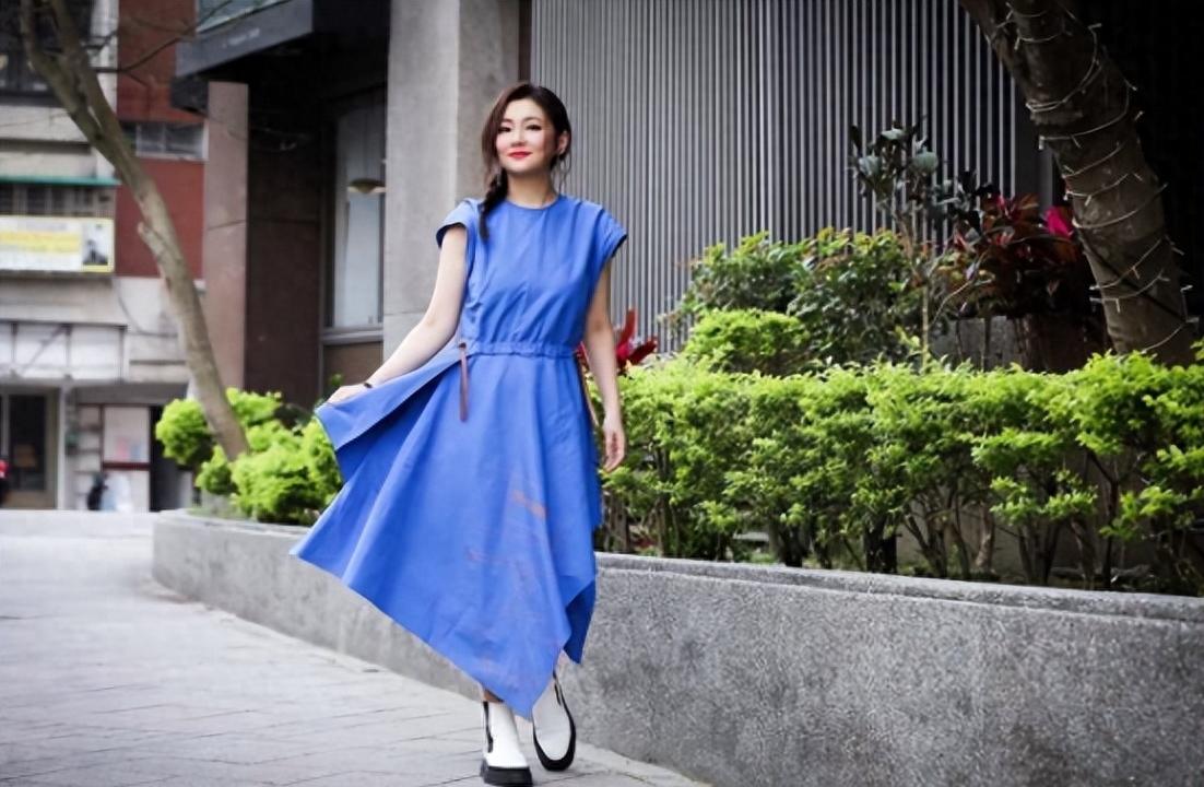 Selina's legs have scars like fish scales. Her boyfriend comforts her ...