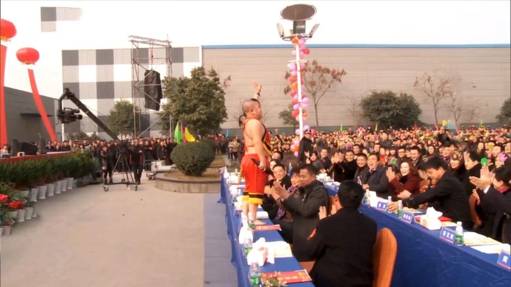 Zhang Rong: He is 1.2 meters tall and married a beautiful woman who is ...