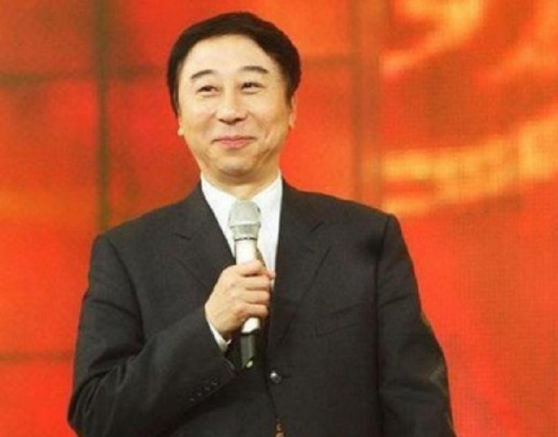 64-year-old Feng Gong is not particular about making skewers on the ...