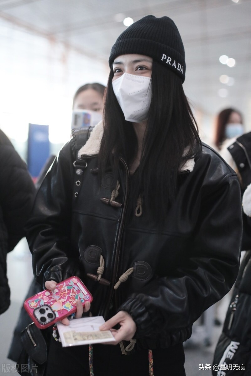 Xu Lu is wearing a fur-integrated motorcycle jacket + woolen hat is ...