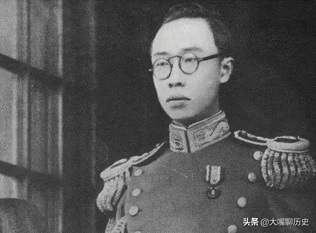 Puyi, the last emperor of the Qing Dynasty: he bought a ticket and ...