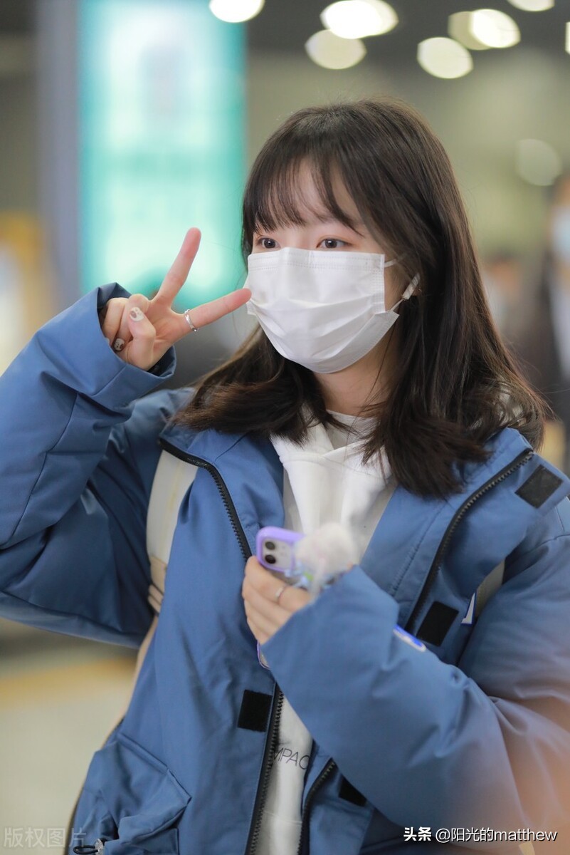 Zhu Linyu appeared at the Chengdu Airport, her makeup looks more youthful and childish, like a ...