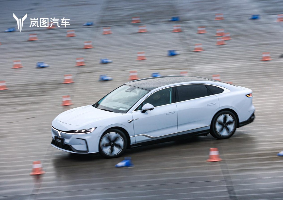 Lantu chasing light and Audi A6L compete with each other, who is the ...