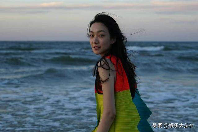 Sun Li's younger sister, Sun Yan, appeared without makeup, wearing a ...