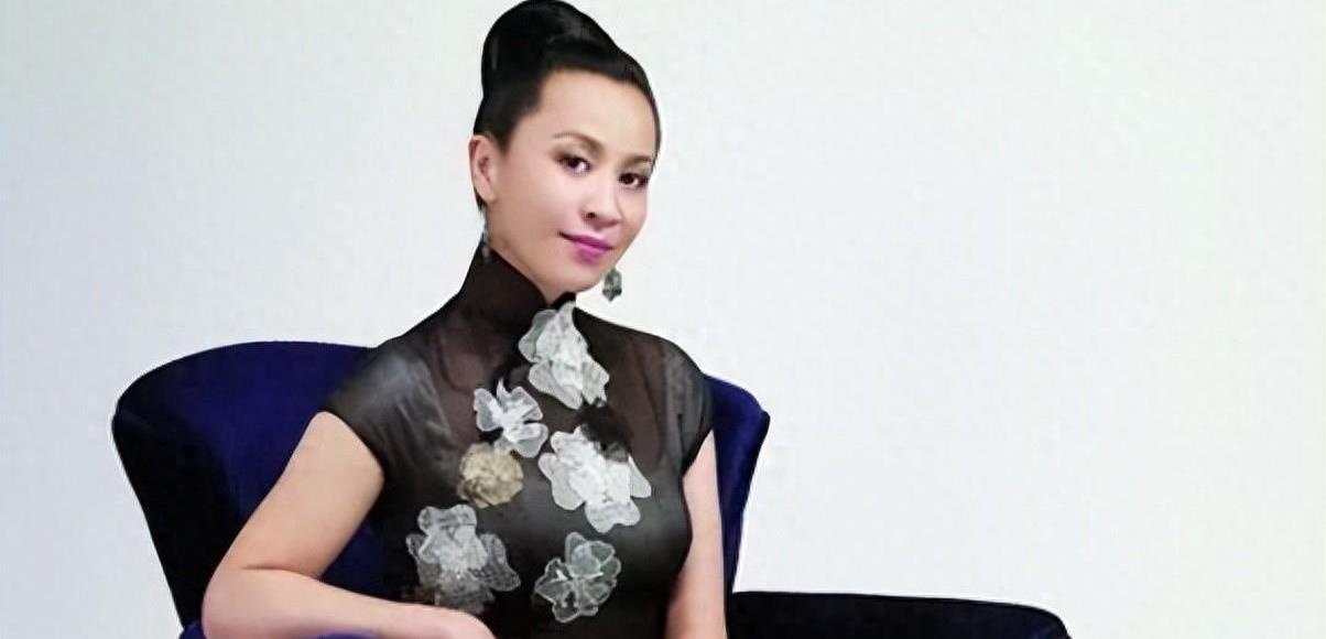 Carina Lau's "indecent photos" were exposed, causing a riot in Hong Kong's entertainment ...