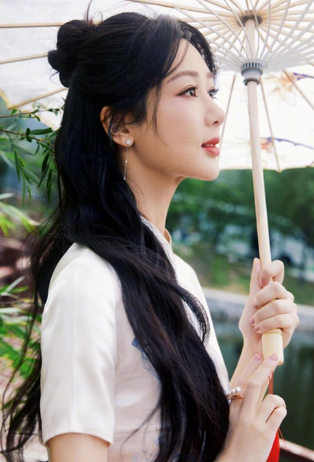 Yang Zi posted a white cheongsam photo on Weibo with half-up hair and ...