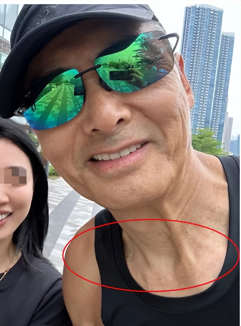 A recent photo of 67-year-old Chow Yun-fat was exposed. He is thin and has obvious blue veins on ...