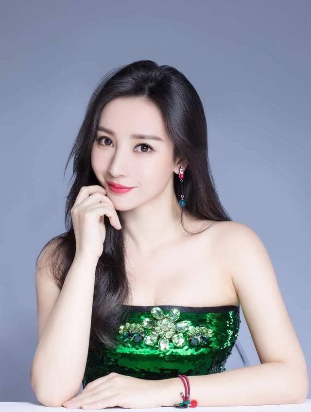 A true beauty in the world! 43-year-old Liu Yan has a sexy and hot ...