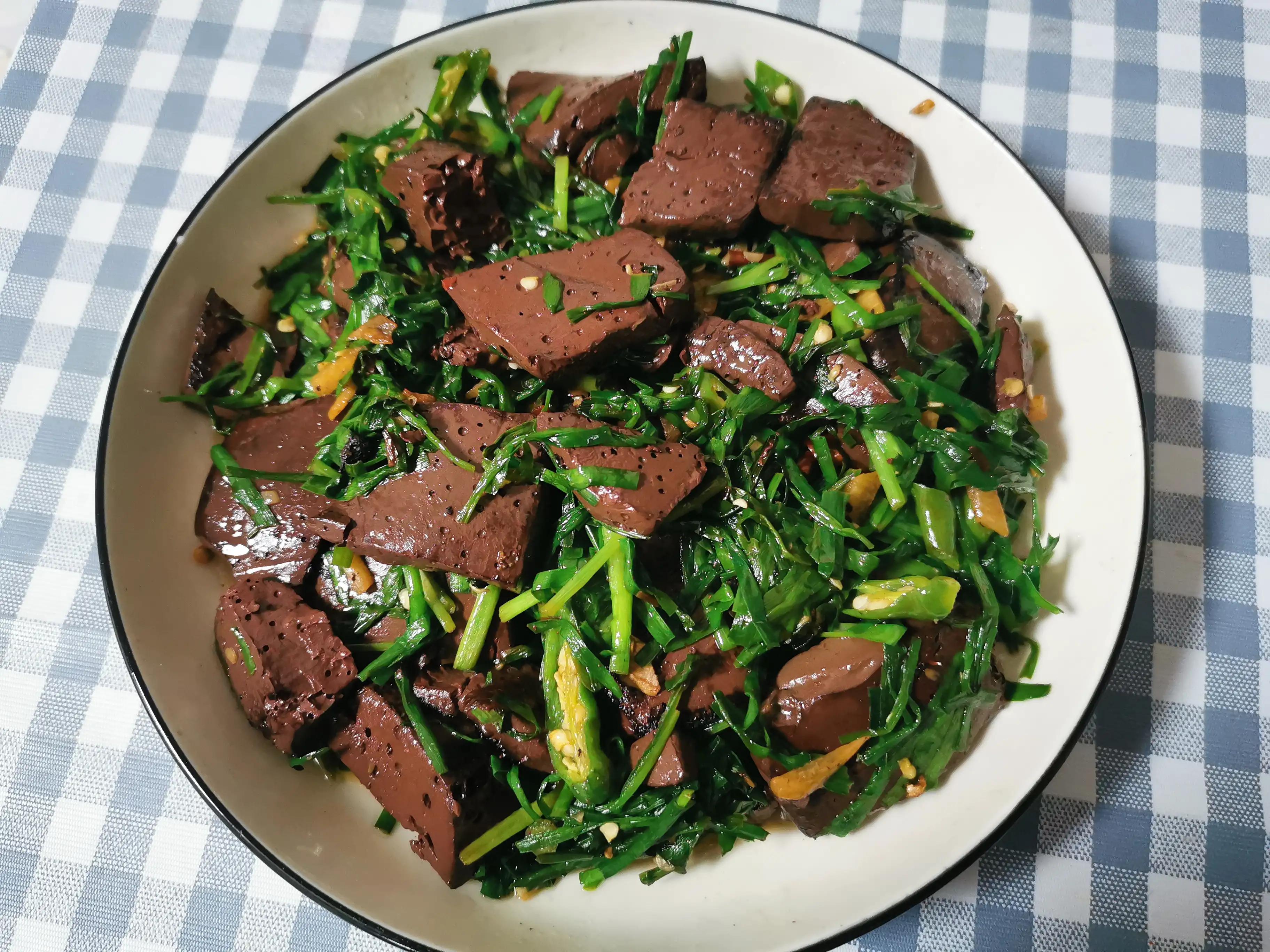 When frying pig blood, do not fry it directly in the pot. Do this step ...