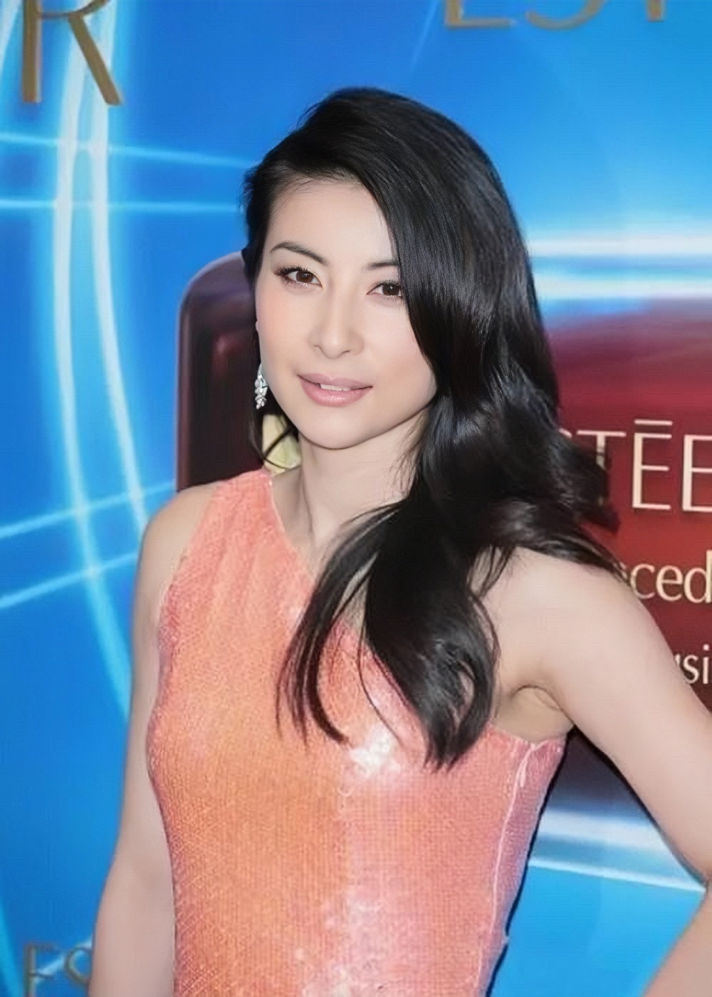 Guo Jingjing wears a blue skirt and a sapphire ring to appear on the scene, and a small movement ...