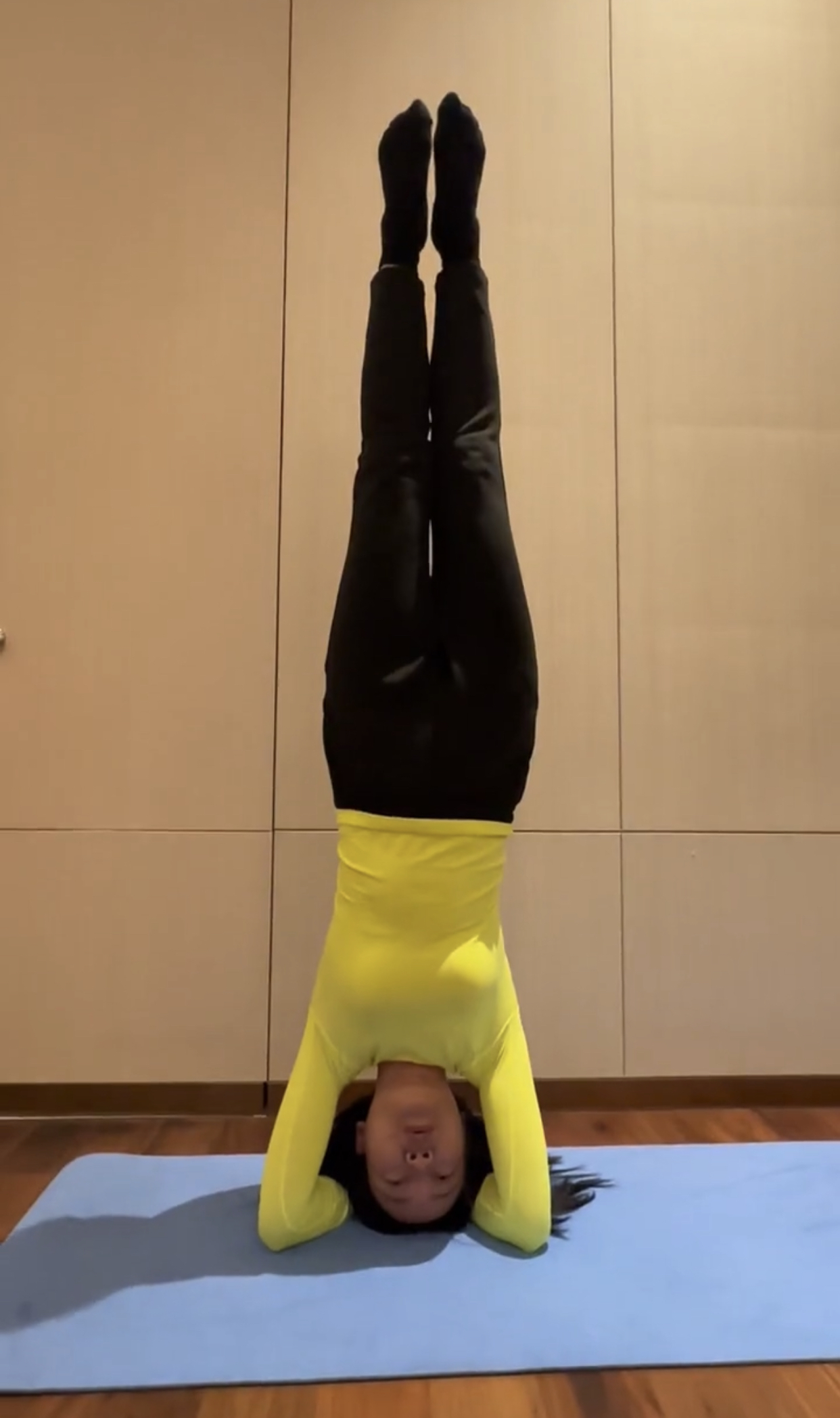 The 49-year-old host Zhou Qun showed the interior of the mansion, stood upright without leaning ...