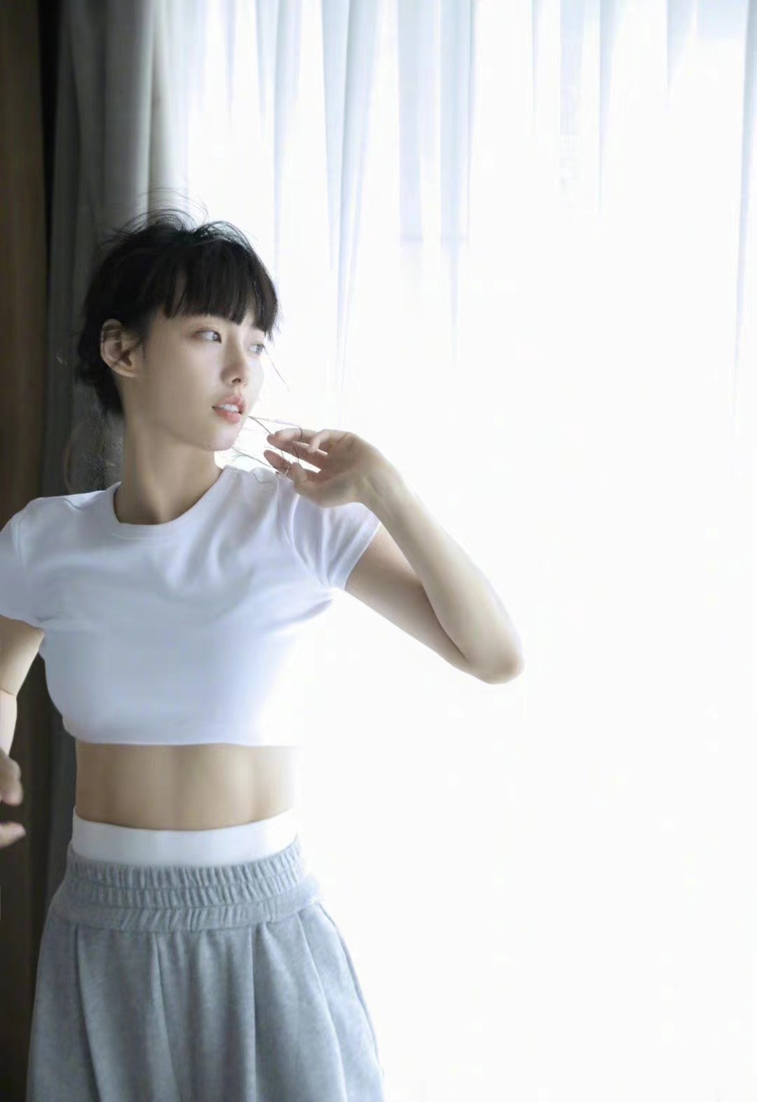Zhang Jia Ni's early autumn photo, wearing white waistless short ...