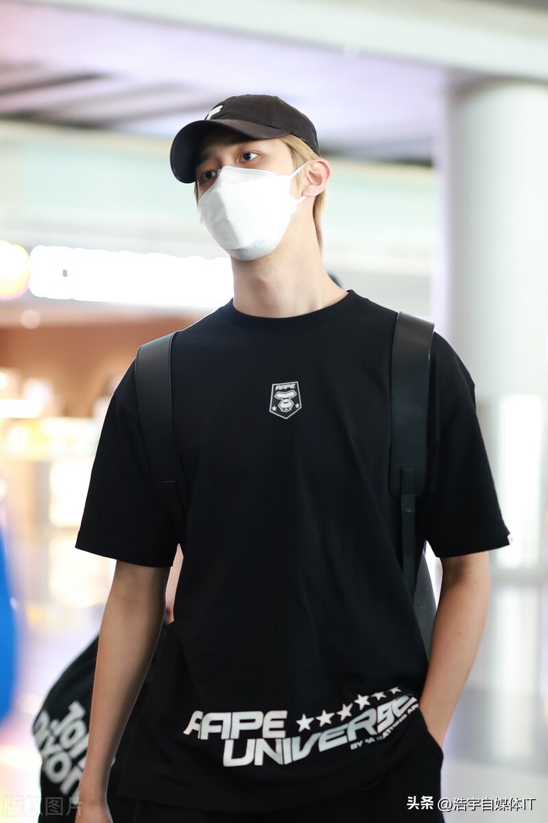 Zhao Rang with blonde hair and All Black attire appeared at Beijing ...