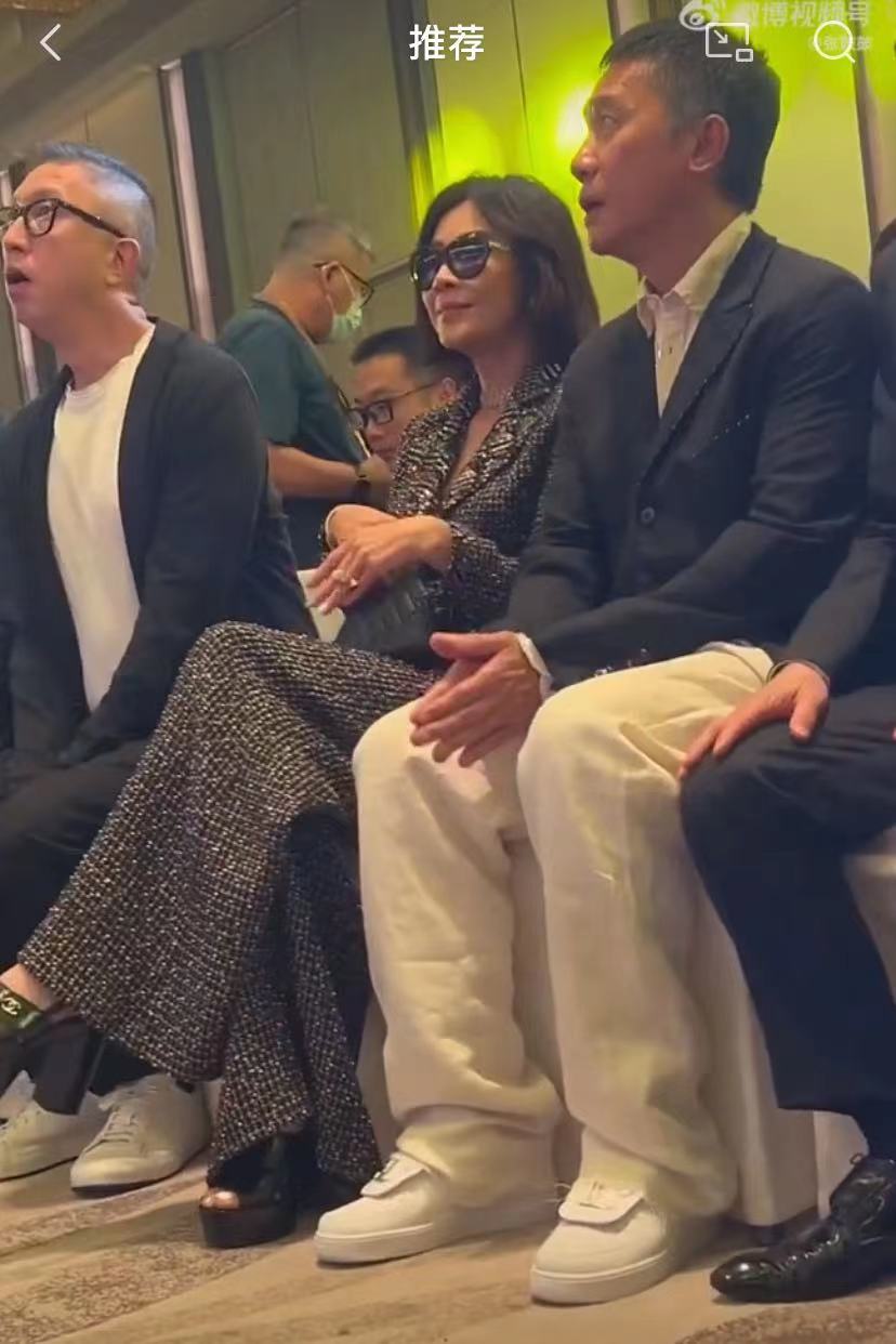 Carina Lau and Tang Hede took a group photo together, like relatives ...