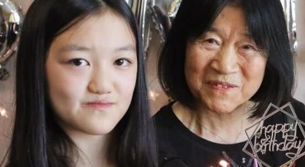 The eldest daughter Faye Wong looks like a woman with her hair pasted together like a mother ...