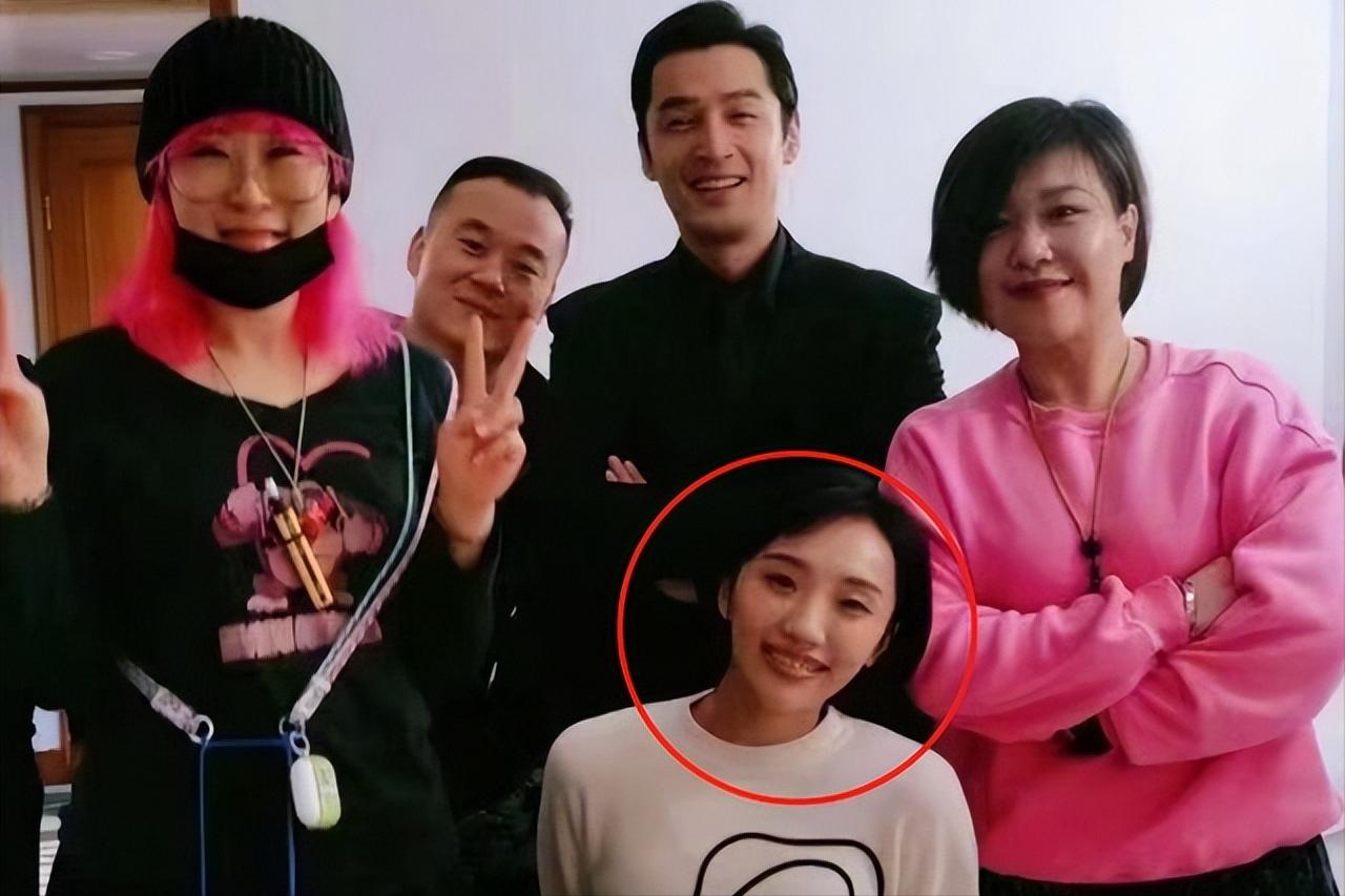 "Husband and wife are birds of the same forest", this time, Hu Ge saved ...