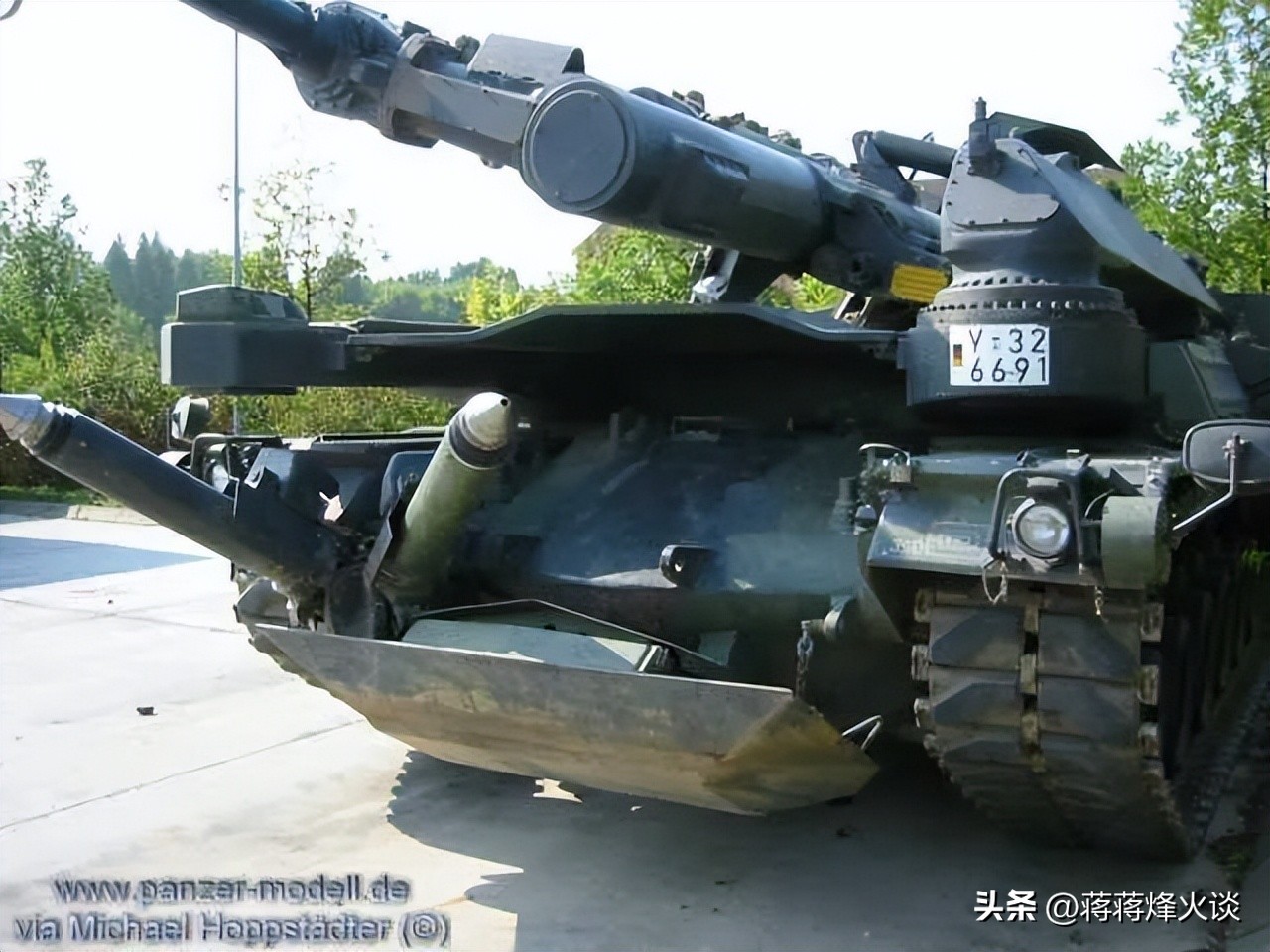 Wild boar planing mines!Germany delivered the wild boar armored ...