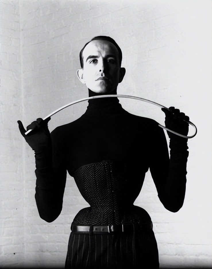 The deformed love made her the woman with the smallest waist in human ...