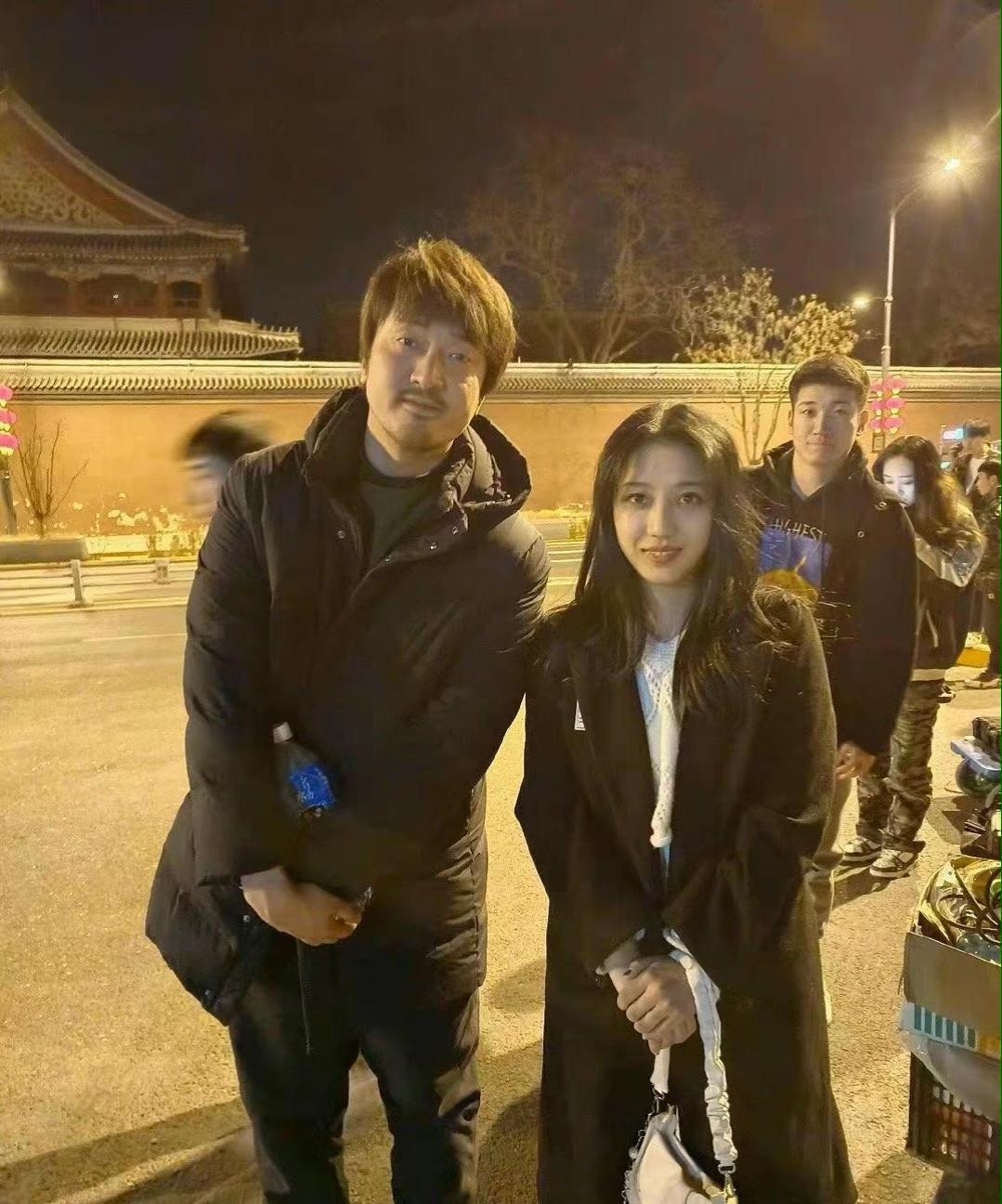 Wang Chuanjun walks alone in the park with his baby in his arms, and ...