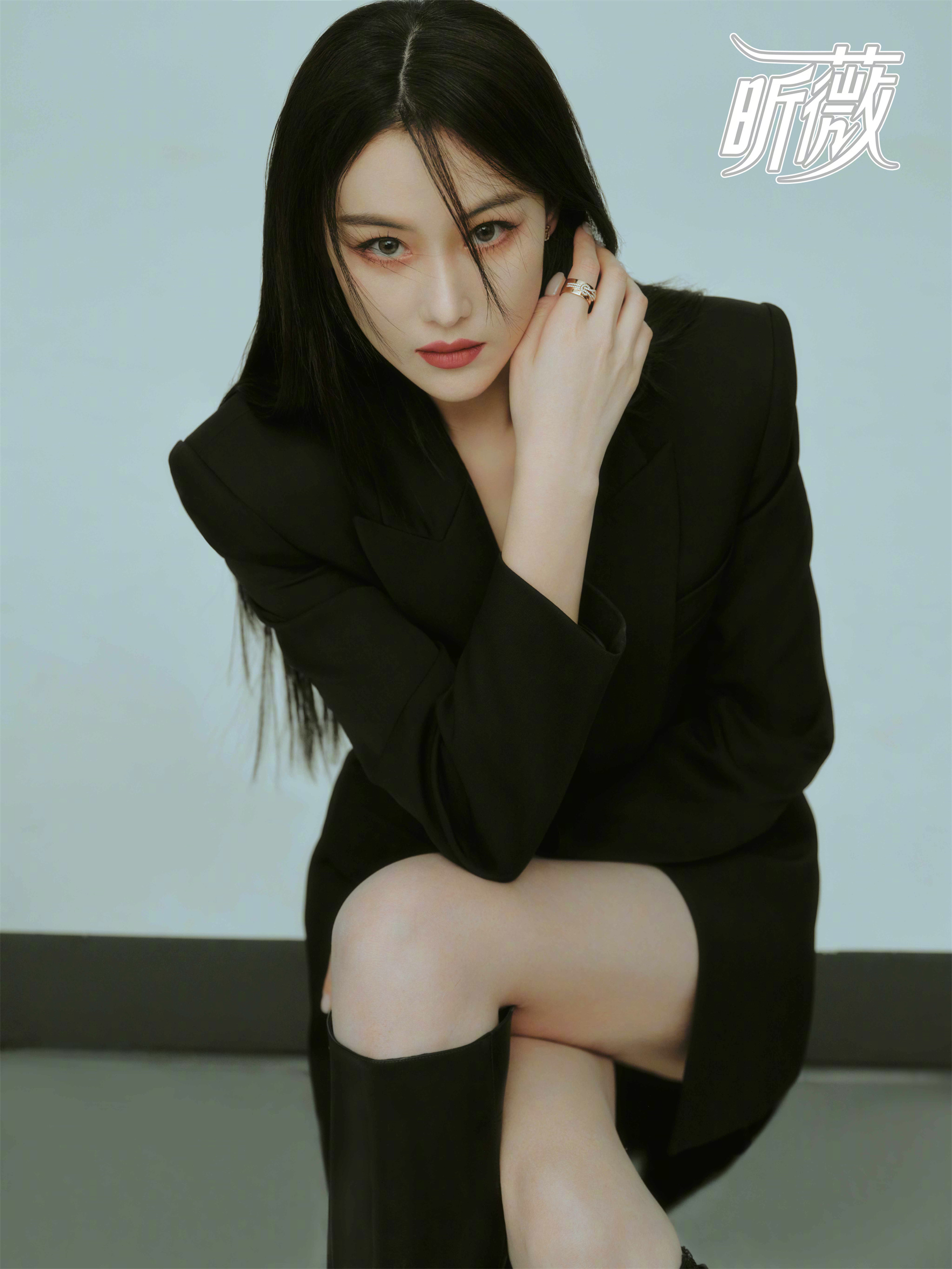 Zhang Xinyu's "Xin Wei" cover, wearing a tube top and missing her lower body is hot and ...