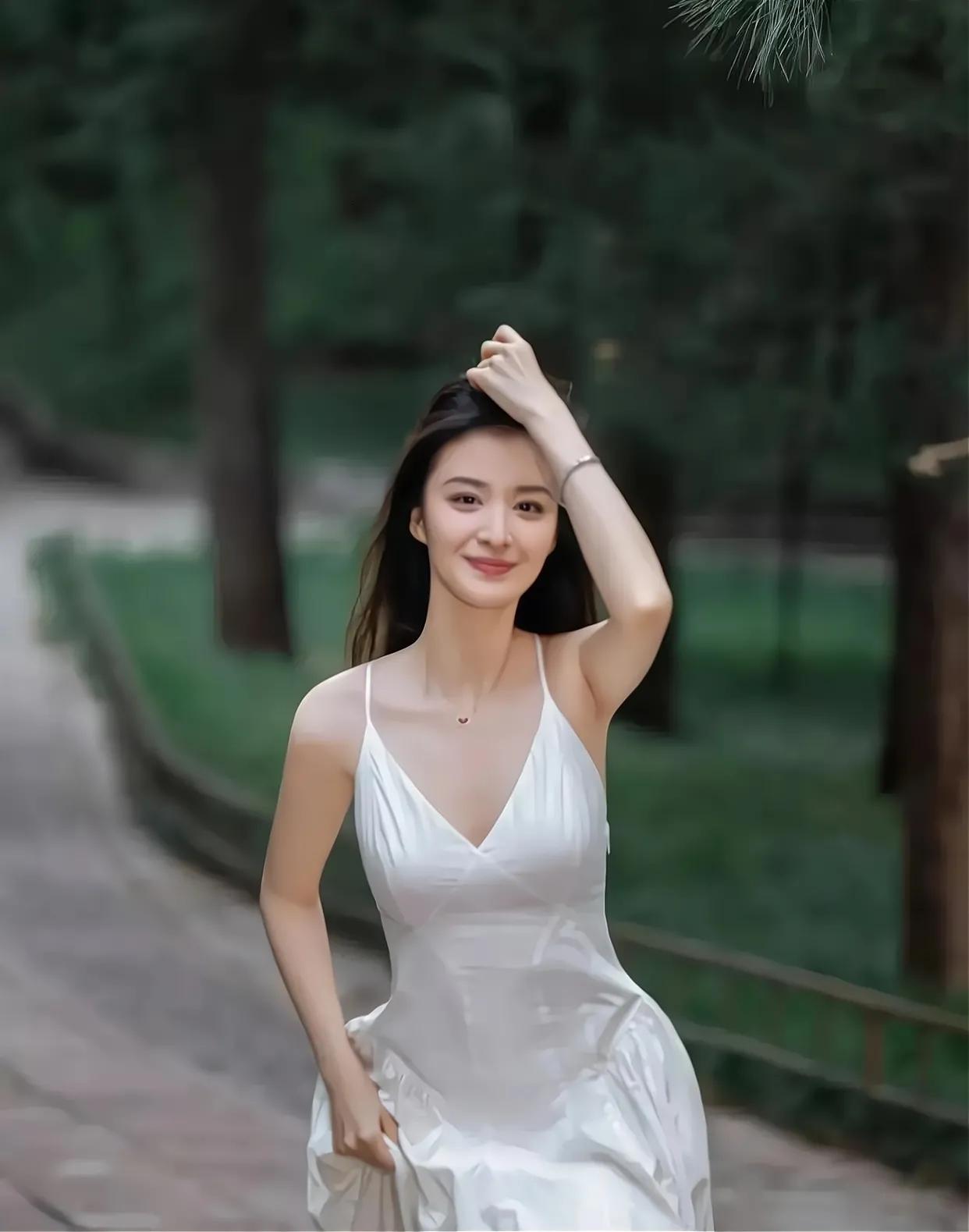 Wang Churan suspenders - iMedia