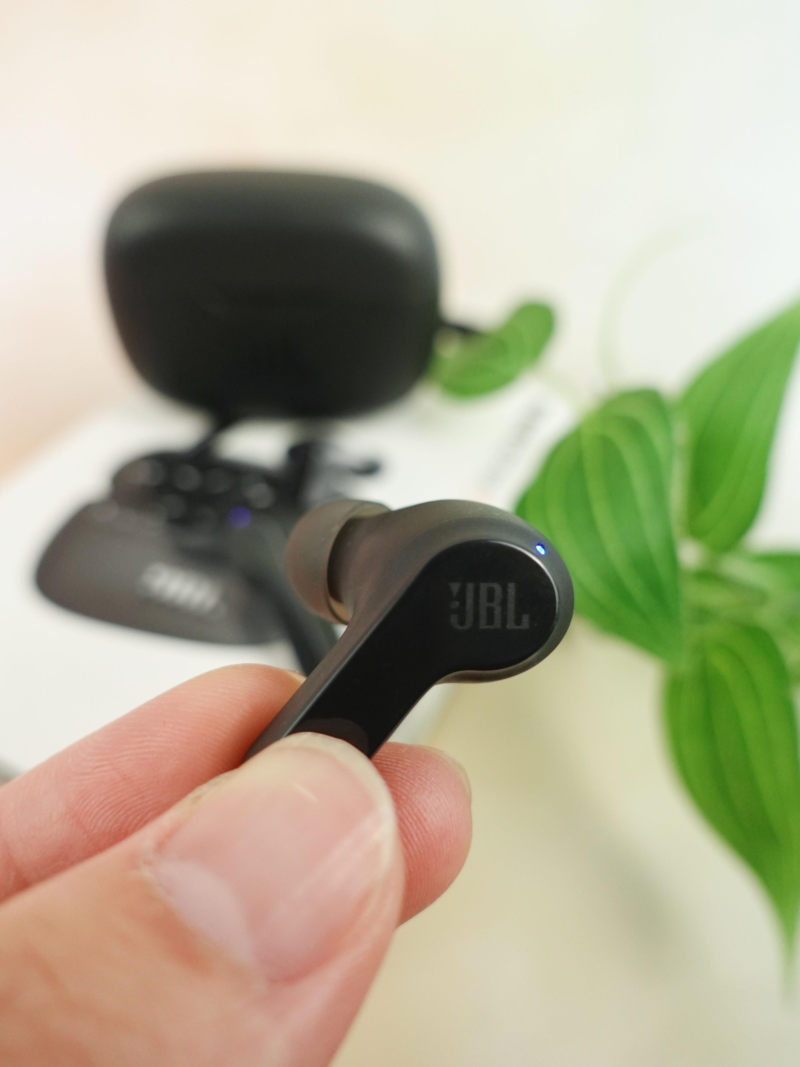 The JBL noise-canceling Bluetooth headset with excellent sound quality ...