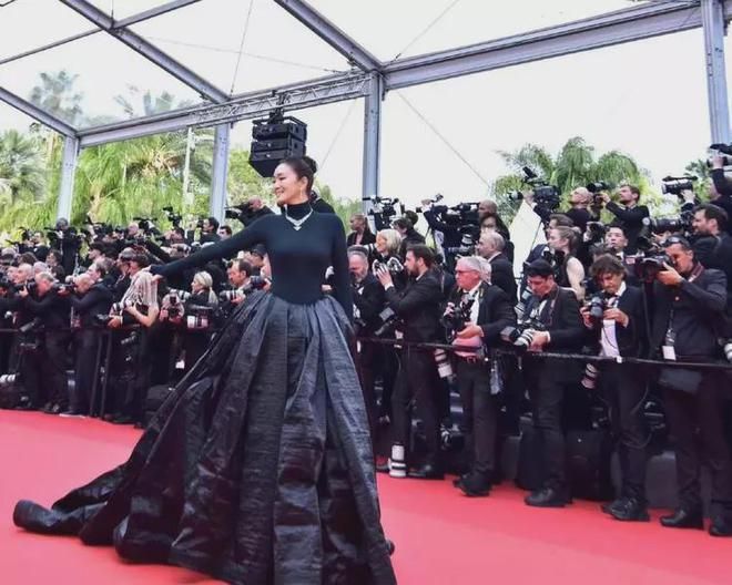 Gong Li became the focus of the red carpet in Cannes, stunning the ...