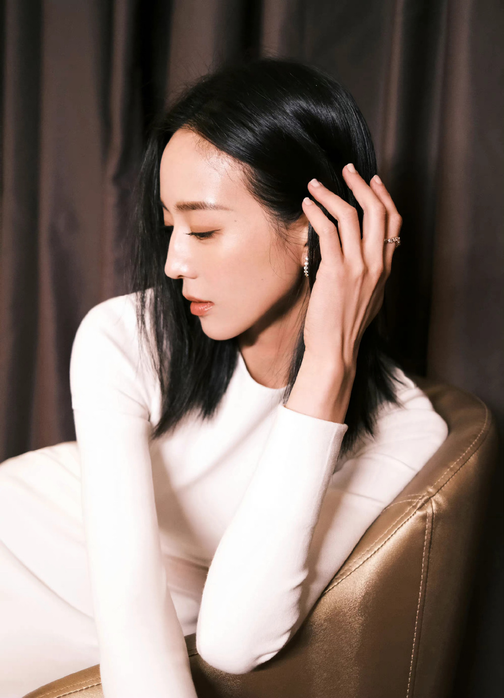 Zhang Junning has wavy hair and a white dress with a waist. The shape ...