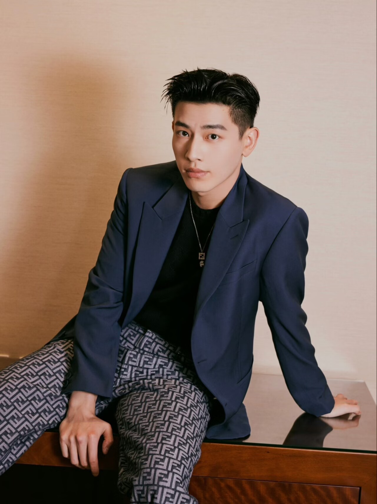 Xin Yunlai's suit is fashionable, it turns out that the back hair and ...