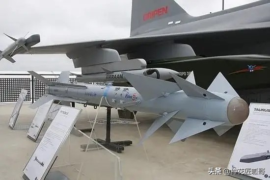 Without the thrust vectoring technology, the Monster Snake-5 close ...