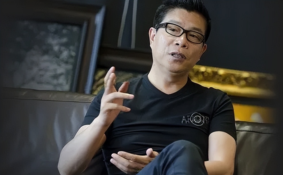 It was revealed that Wang Zhongjun appeared in Paris with a mysterious woman who looked like Zuo ...