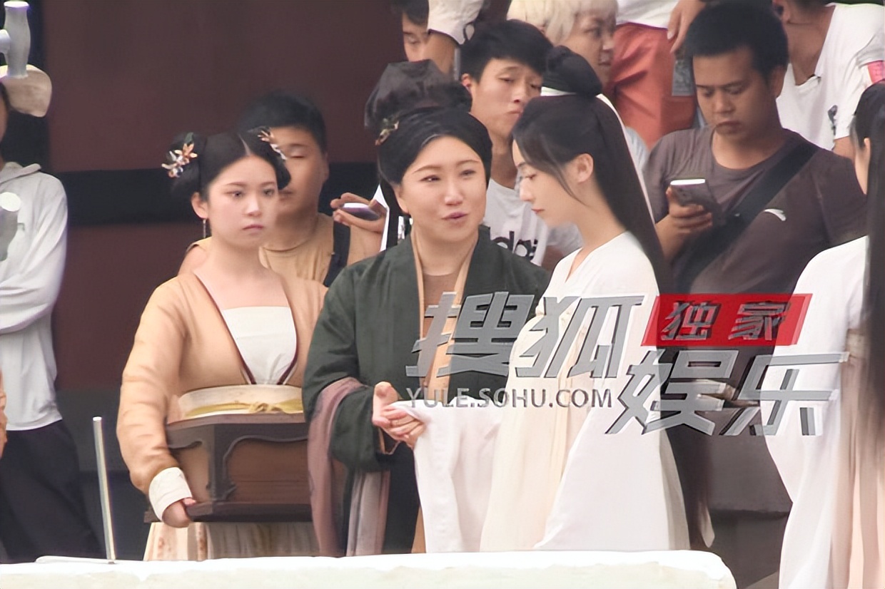 Exclusive: Wu Jinyan plays Fan Tiantian frequently laughs and chats ...