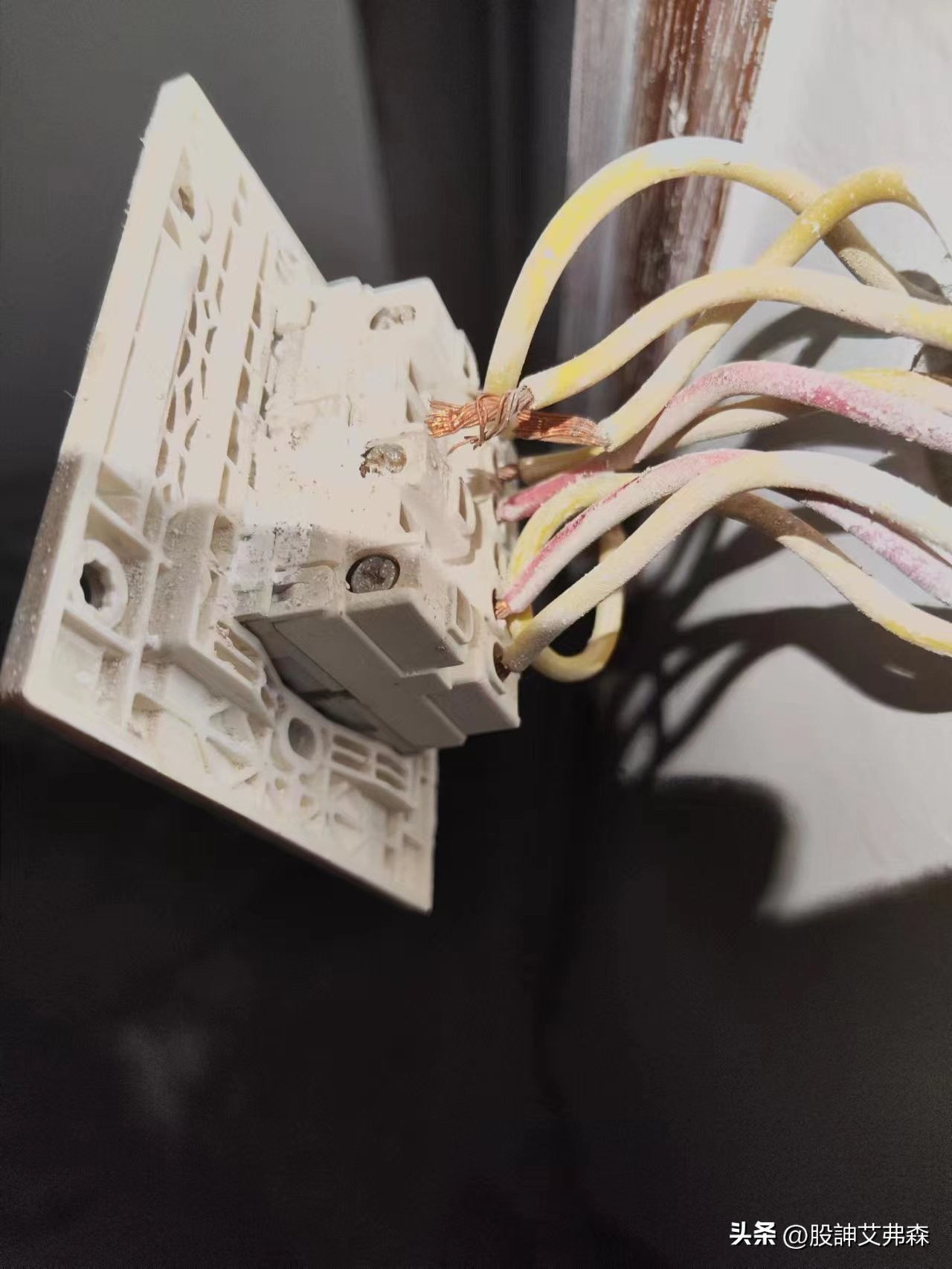 How to use 2 three-way double-control switches to control 4 lights in ...