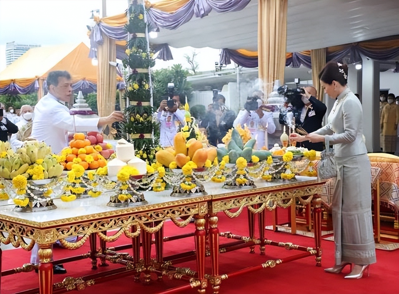 Sutida became thin and became a paper man, the Thai dress stretched out ...