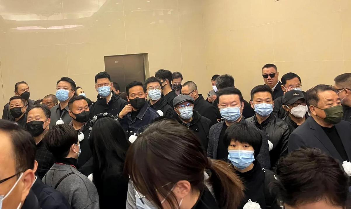 Many friends in the circle attended Cheng Zhi's funeral, Yan Weiwen bid ...