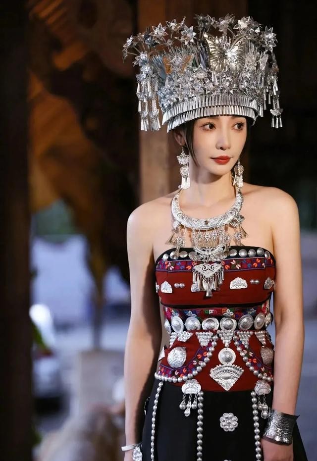 Liu Yan transforms into a girl from Miaojiang and smiles brightly in ...