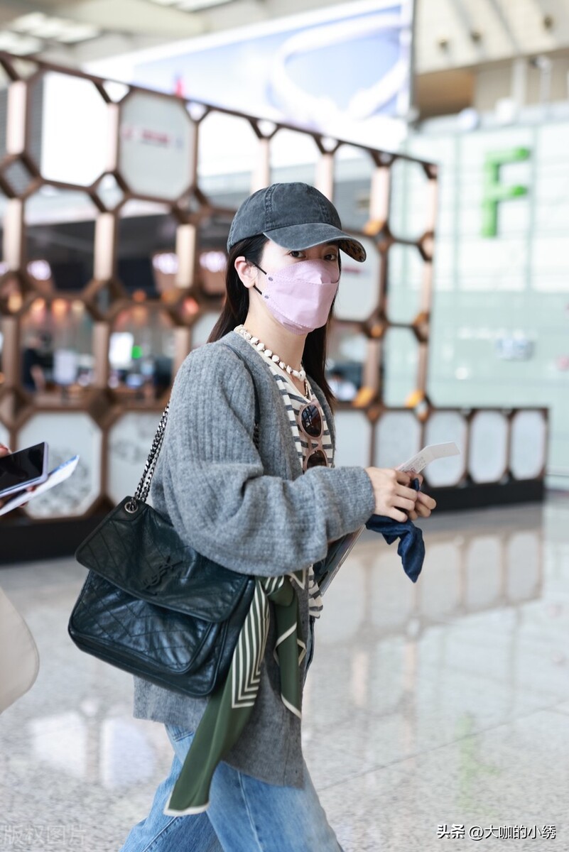 Li Sheng appeared at Shanghai Hongqiao Airport, wearing a gray knitted ...