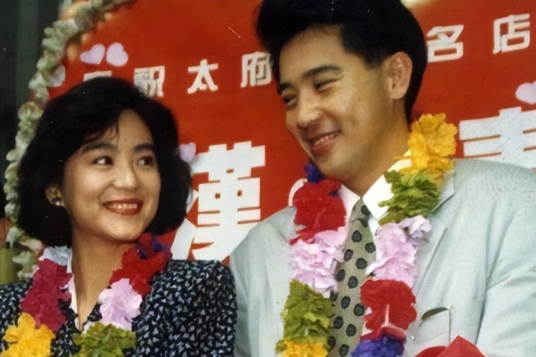 The 76-year-old Qin Han is playing at the golf course. He has a ...