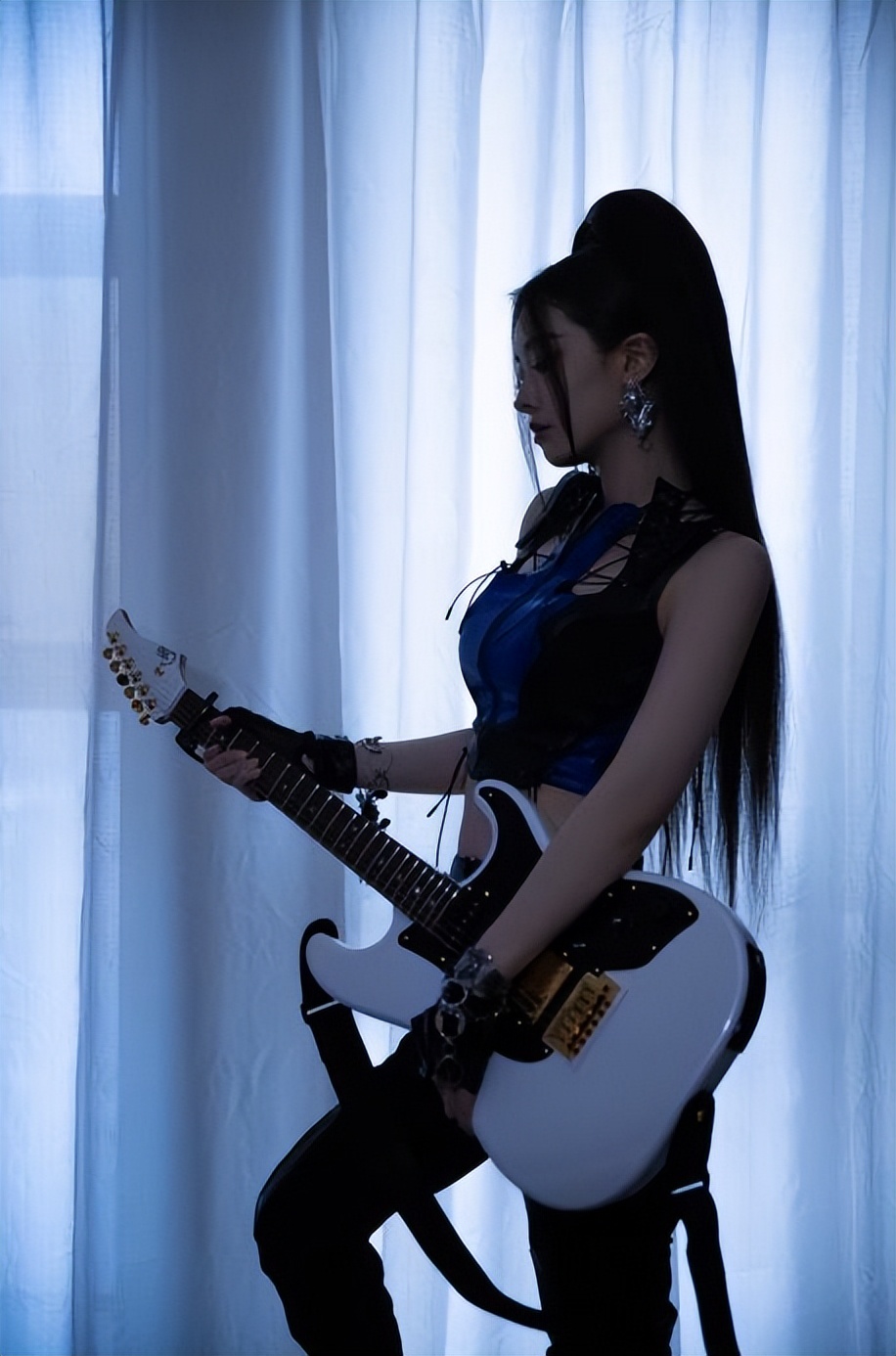 Yu Yan's rock cover song I Wanna Be Your Slave is online, and Netease ...