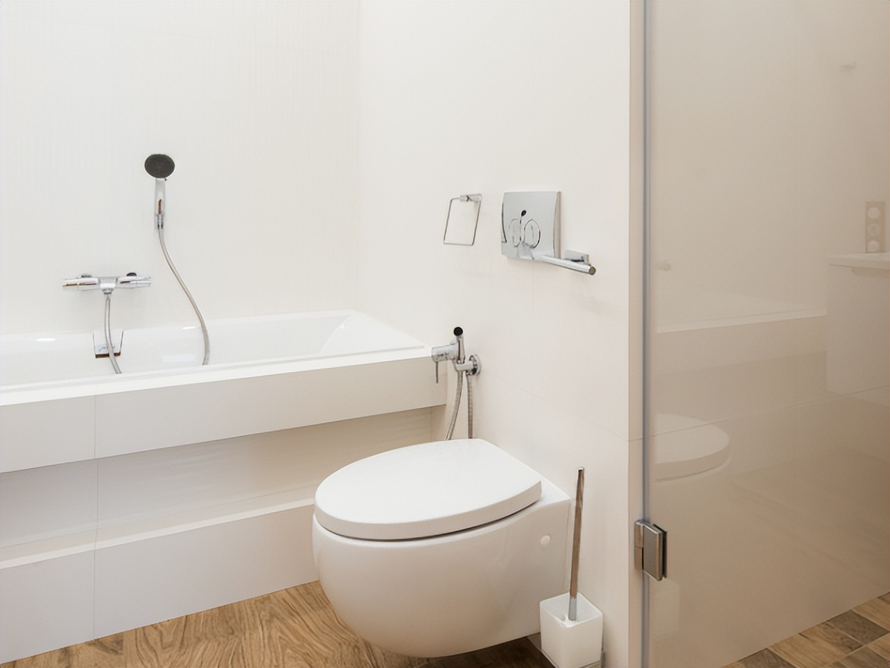 How to repair the bathroom leak without breaking bricks?The teacher ...