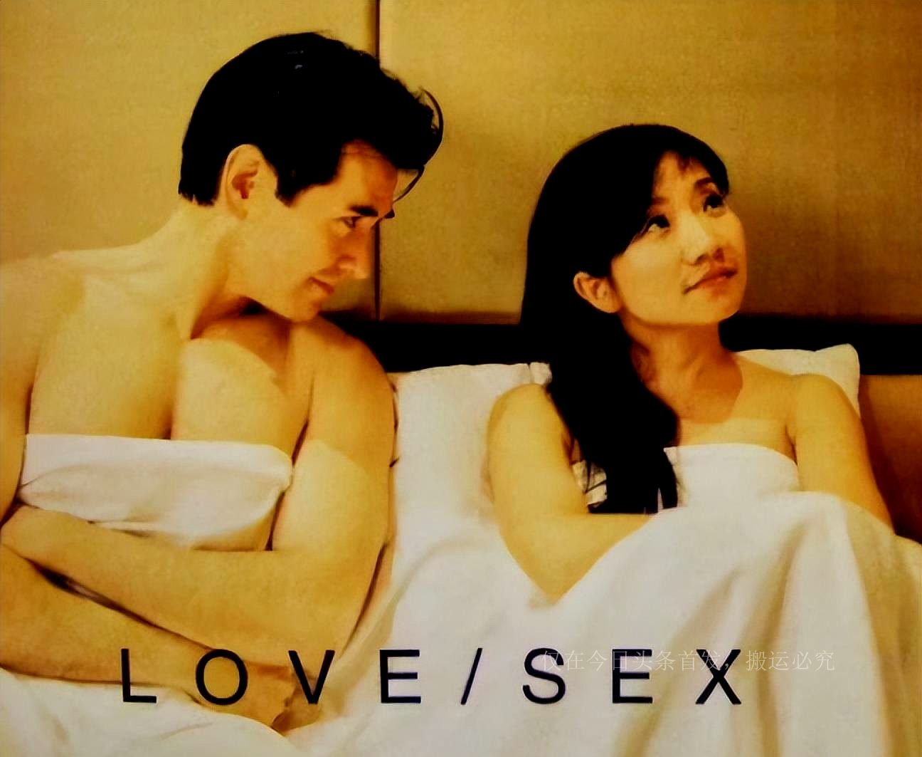 62-year-old Fei Xiang exposed a large-scale photo of him lying naked on the bed and hugging Tao ...