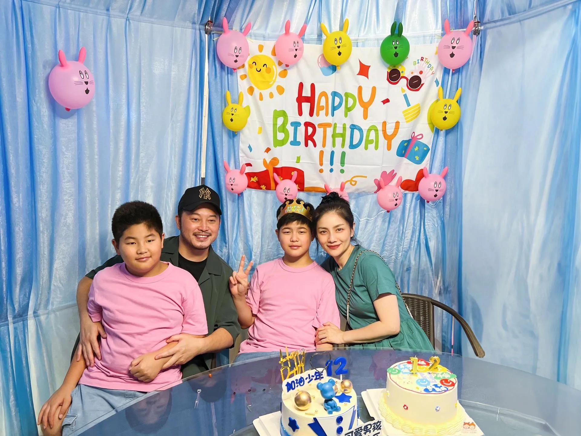 Hu Ke posted a family photo to celebrate the eldest son's birthday. The ...