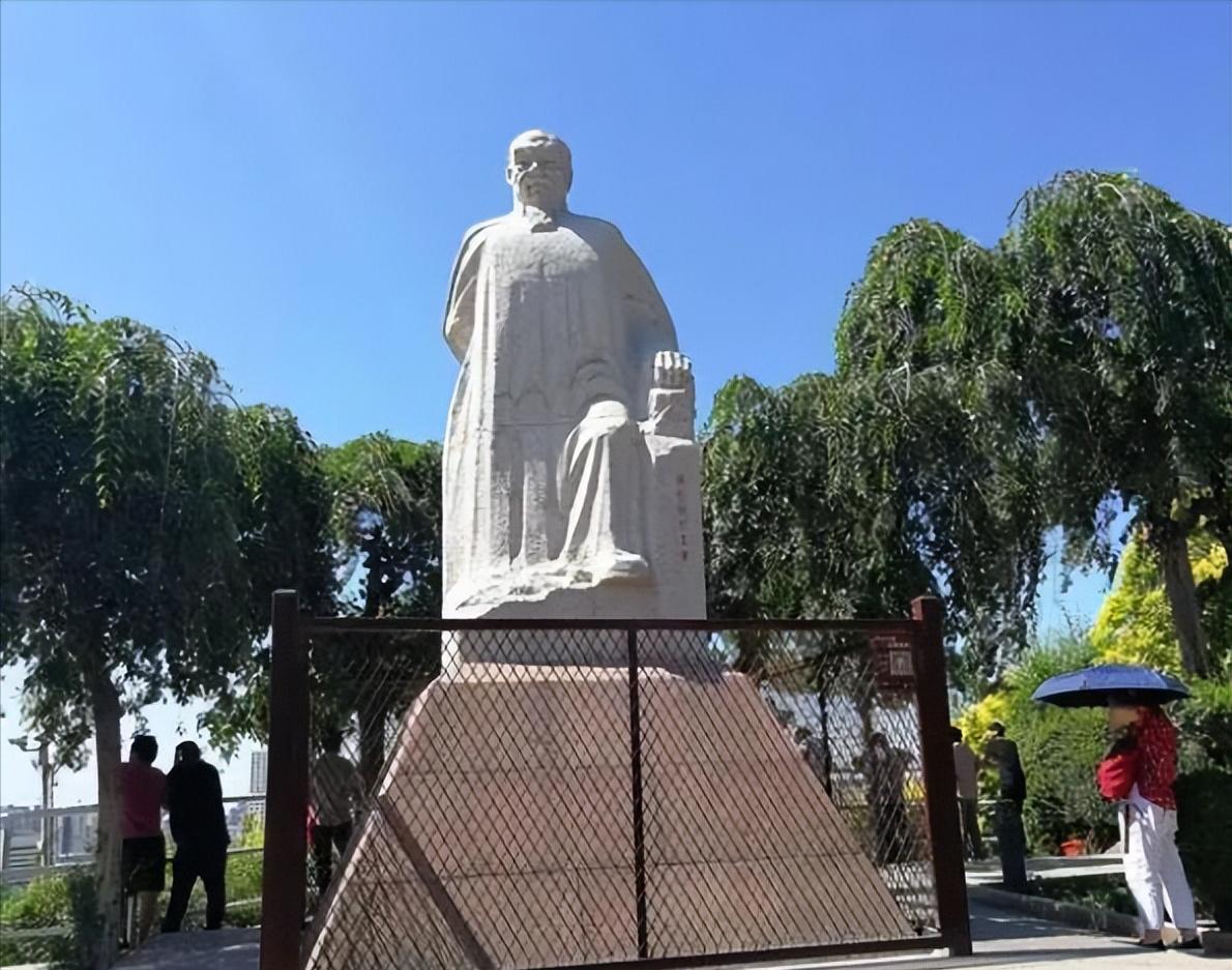 New York puts up a lot of land and money, but erected a bronze statue ...