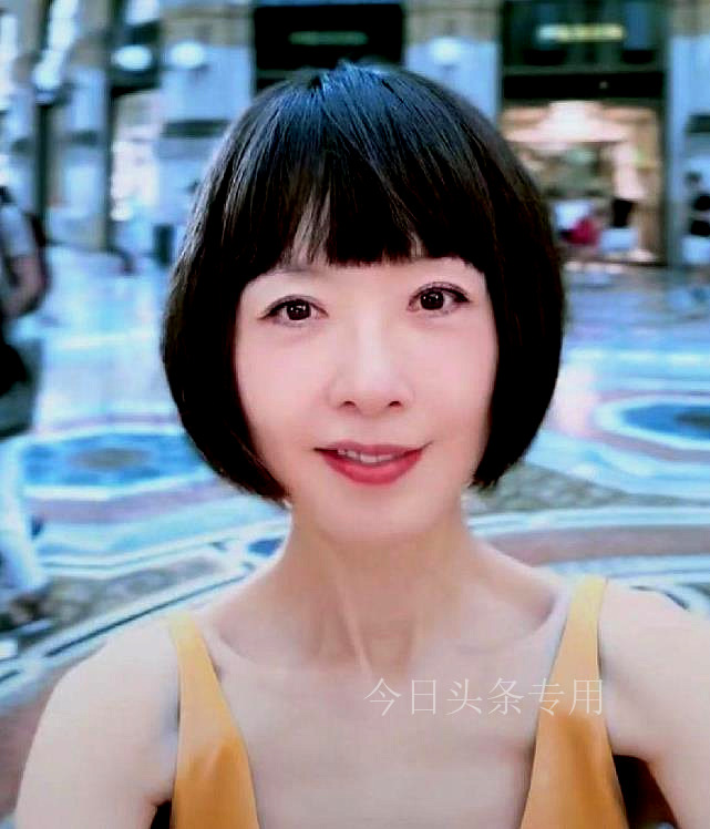 53-year-old Lu Yu appeared in Italy, thin as a doll with ribs, breasts ...