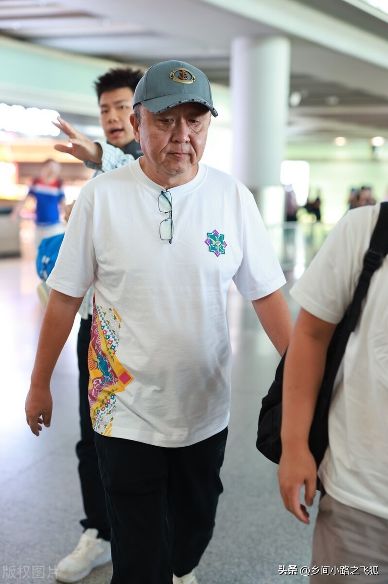 Yu Qian arrived at Beijing Airport, dressed in black and white, simple ...