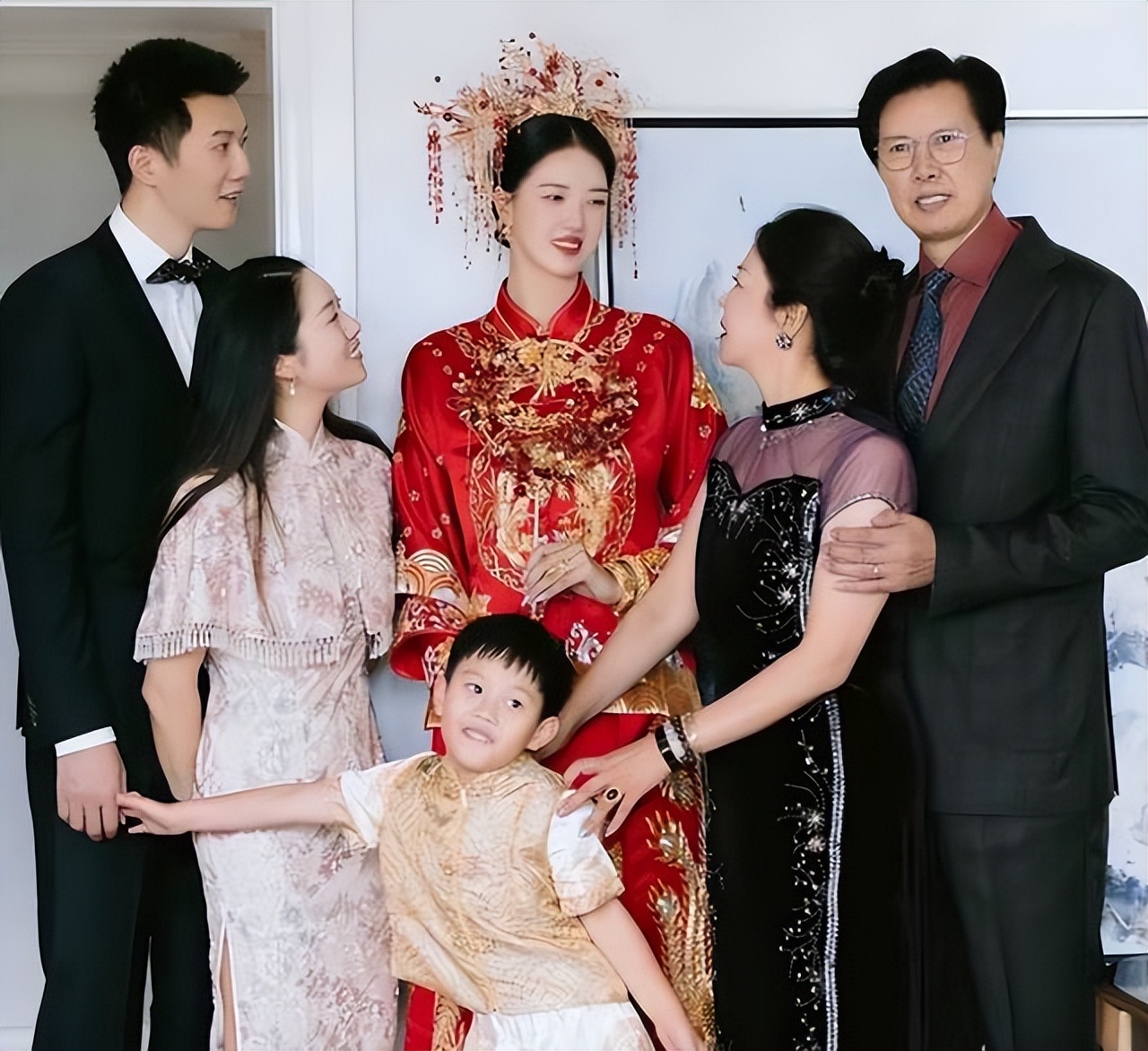 Warm!Zhang Changning played with his nephew on the wedding bed. The 5 ...