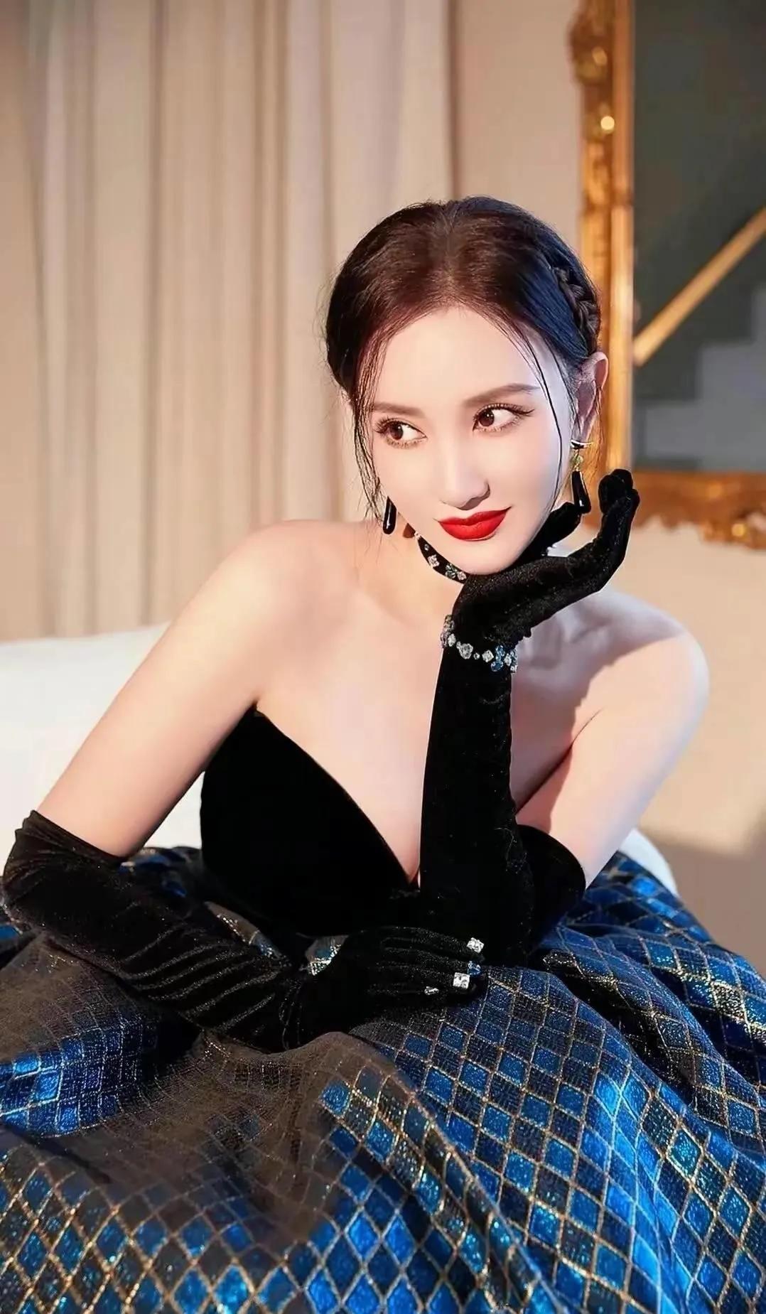 The sexy goddess Zhang Meng is charming and enchanting, with an ...