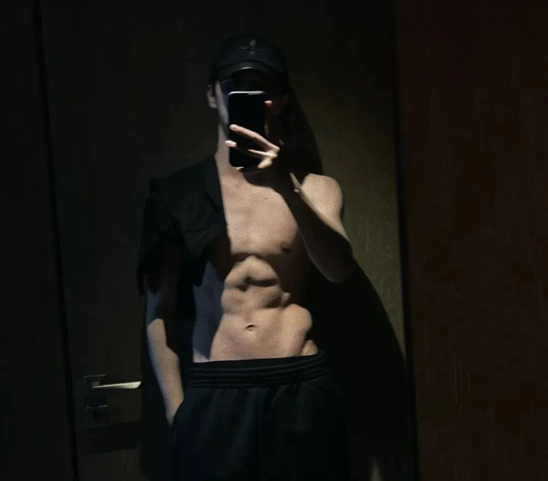 Xu Kai posted a photo of a mermaid with abdominal muscles, and netizens ...