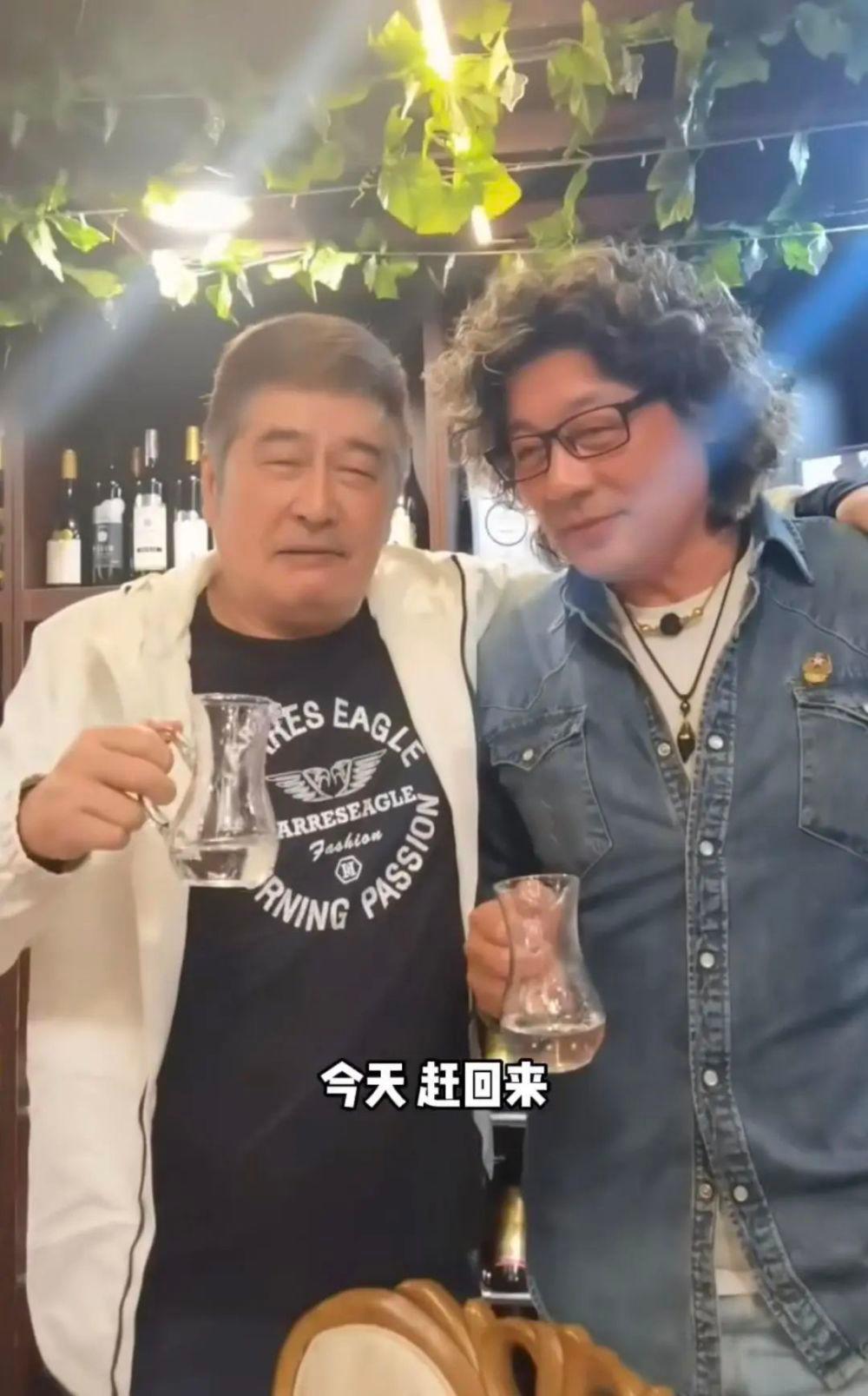 Hong Kong star Lin Wei participated in the wine bureau, sitting side by ...