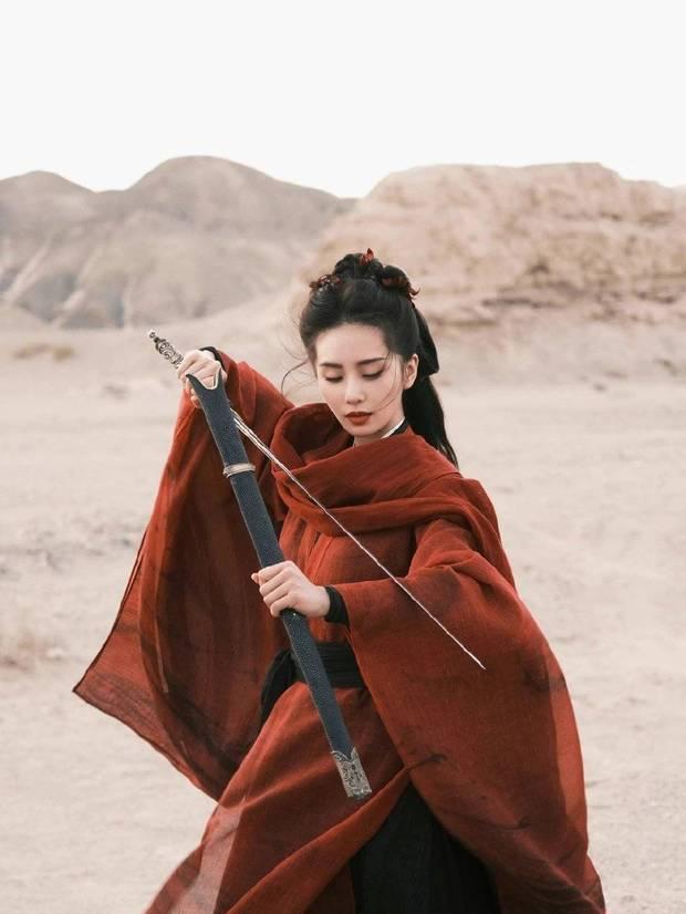 Liu Shishi is charming in white clothes and ancient costumes - iMedia